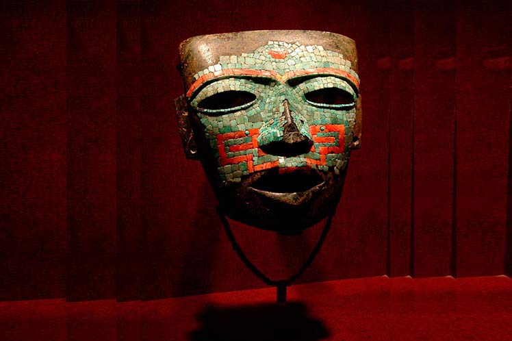 Máscara con arte prehispánico - Prensa Latina